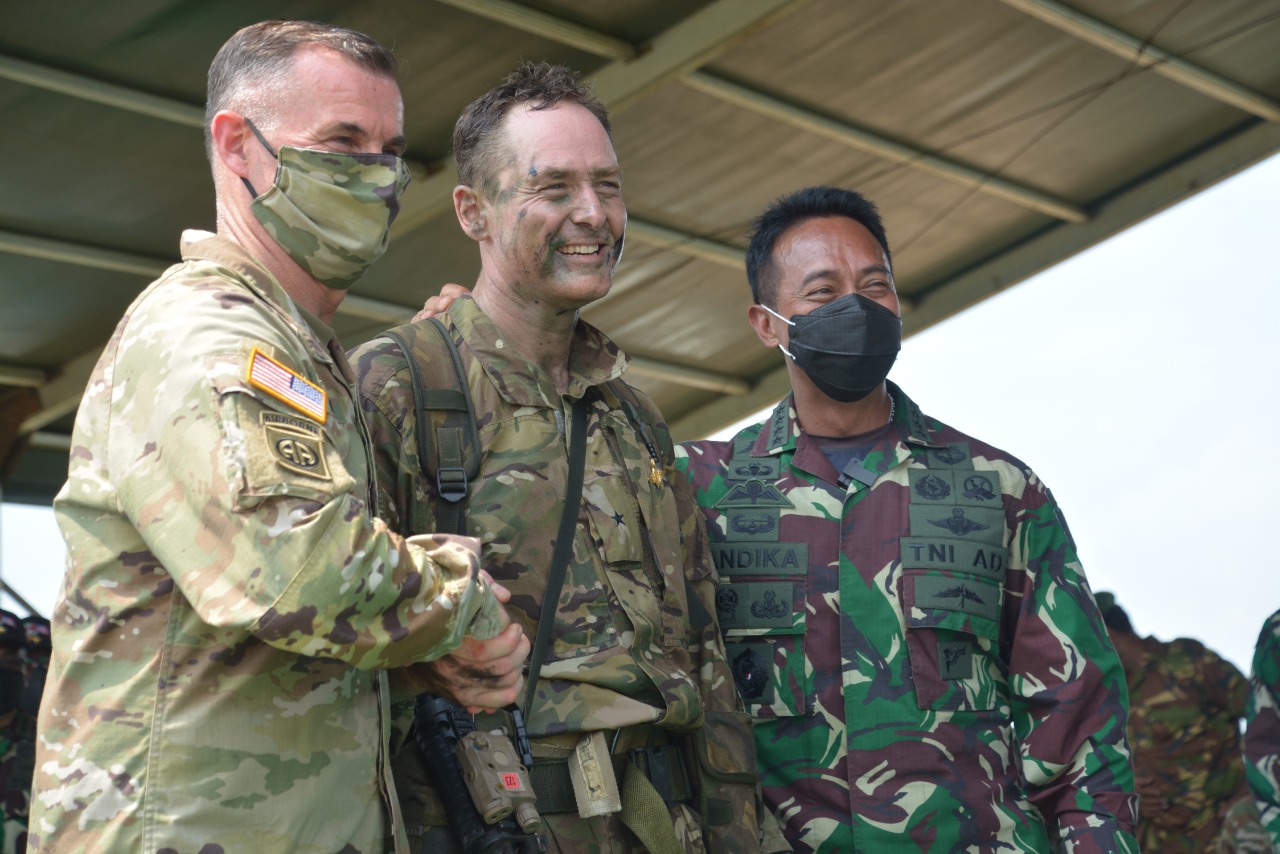 KASAD dan Komandan USARPAC Sematkan Wing Terjun Garuda Airborne ...