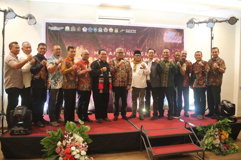 Anggota DPRA Ali Basrah dan Sekda Aceh Bustami Hamzah Menerima Anugerah ...